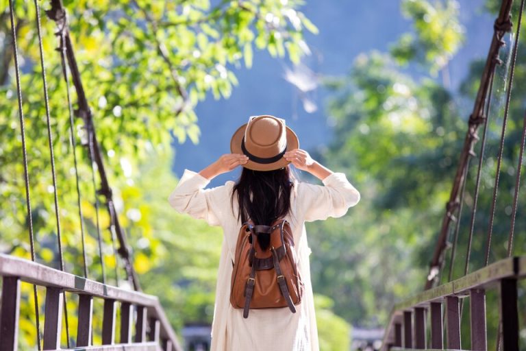 7 Tips Penting untuk Solo Traveling yang Aman dan Menyenangkan - PT ...